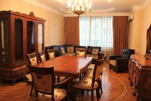 Apartamento, 4 quartos | Refeições no quarto