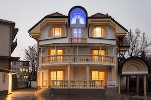 Fachada do alojamento (tarde/noite)