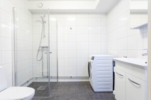 Studio Apartment Basement Single Use | Casa de banho | Um polibã, artigos de higiene pessoal grátis, um secador de cabelo