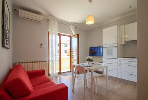 Estúdio (Apartment) | Sala de estar | Televisor