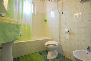 Apartamento, 1 quarto | Banheiro | Banheira, toalhas de banho, papel higiênico 