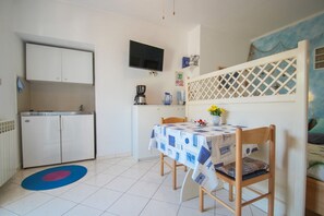 Estúdio (Apartment nr. 1) | Cozinha privada | Geladeira grande, cooktop, cafeteira/chaleira