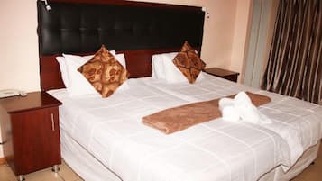 Quarto Quádruplo Clássico | Cofre no quarto, secretária, cortinas/cortinados opacos