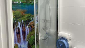 Chuveiro, chuveiro com efeito de chuva, produtos de toalete de grife