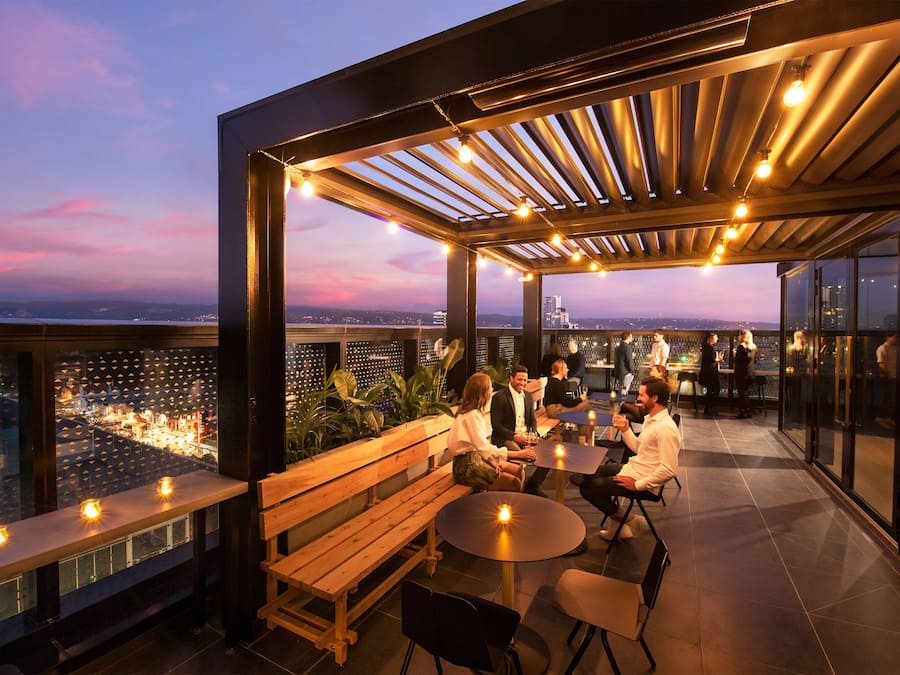 Pequenos-almoços servidos, com espaço para refeições ao ar livre