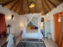Quarto solteiro superior | Cofres nos quartos, individualmente decorados, cortinas blackout