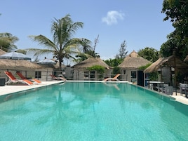 Piscina externa, funciona das 9h30 às 19h30, espreguiçadeiras
