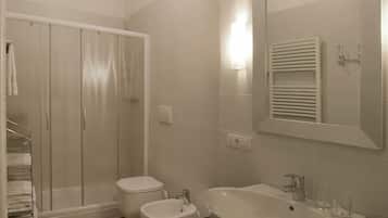 Quarto Duplo (2) | Casa de banho | Um polibã, um secador de cabelo, um bidé, toalhas fornecidas