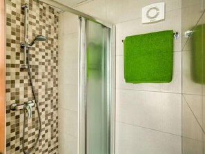 Apartamento (Split Level) | Casa de banho | Um polibã, toalhas fornecidas, sabão, papel higiénico 