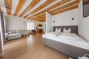 Apartamento Comfort, 1 cama king-size, Vista para a cidade | 1 quarto, roupa hipoalergénica, com decoração personalizada 