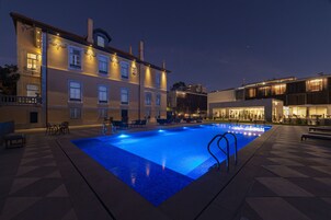 Piscina interna, piscina externa sazonal, barracas, guarda-sóis