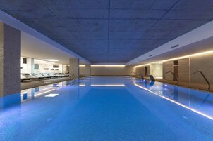 Piscina interior, piscina exterior sazonal, toldos (sobretaxa) 