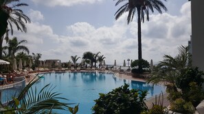 Piscina exterior sazonal, da(s) 8:00 à(s) 19:00, guarda-sóis