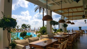 Terraço com espreguiçadeiras