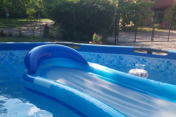 Piscina exterior sazonal, guarda-sóis, espreguiçadeiras