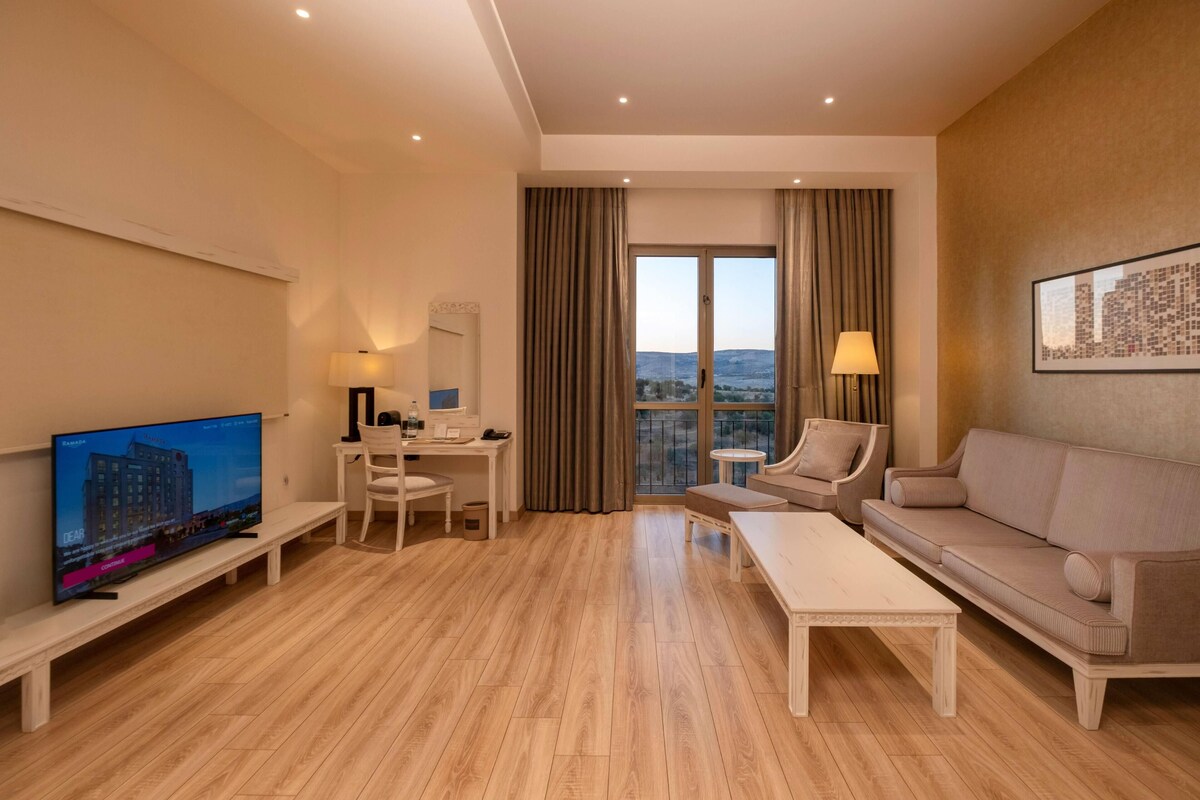 Roupa de alta qualidade, minibar, cofre no quarto, secretária 