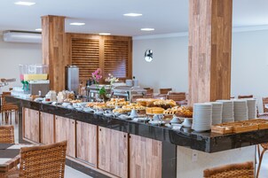Café da manhã com buffet grátis todos os dias
