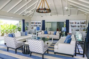 Villa de Luxo | Sala | Televisor de ecrã plano de 65 polegadas com canais via satélite 