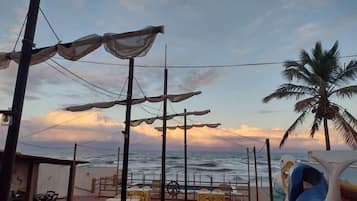 Terraço com espreguiçadeiras