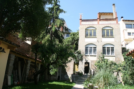 Exterior. B&B Sallent