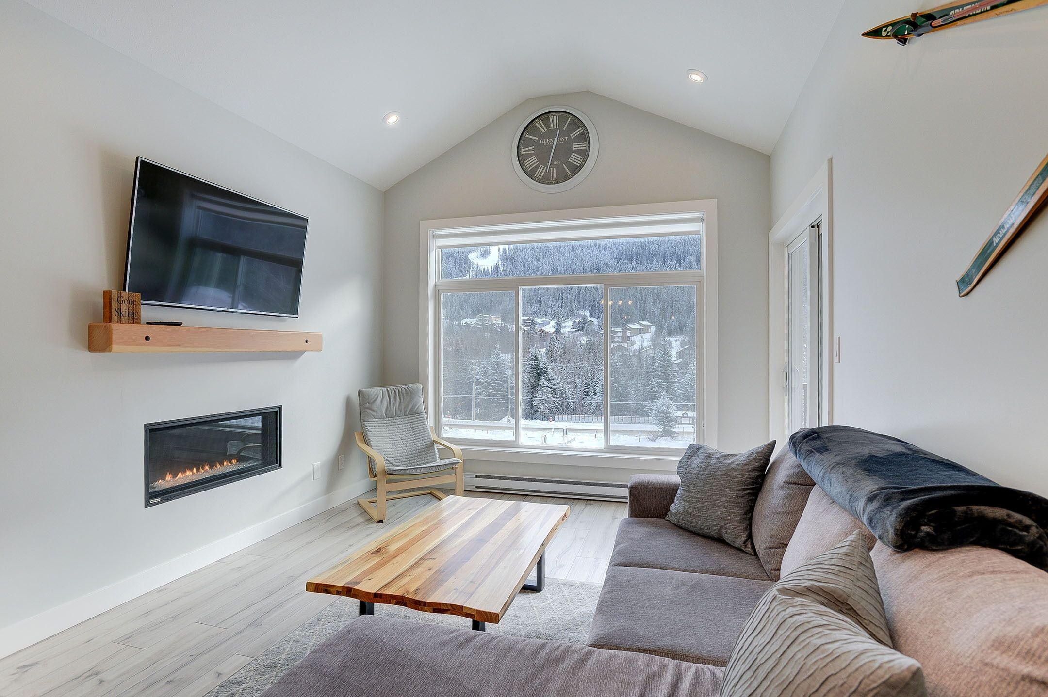 New 2bd 2bth , Ski/ski Out Condo With Private Hot Tub! - Sun Peaks