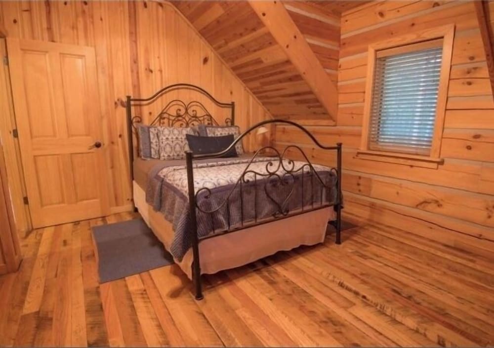 Acorn Acres Is A True Log Cabin Nestled In Complete Privacy And Seclusion On Acr - Oklahoma