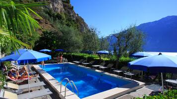 Piscina exterior, guarda-sóis, espreguiçadeiras