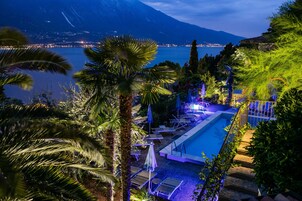 Piscina externa, guarda-sóis, espreguiçadeiras