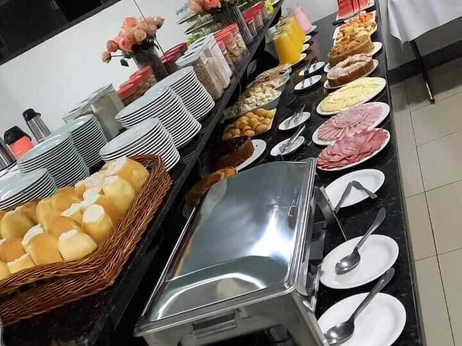 Café da manhã com buffet grátis todos os dias