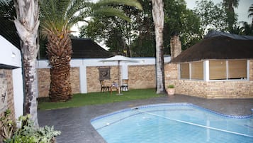 Piscina externa, espreguiçadeiras