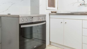 Apartamento | Cozinha privada | Cafeteira/chaleira, geladeira, micro-ondas, fogão
