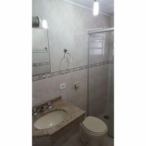 Quarto Twin Standard, 2 camas individuais | Casa de banho | Um polibã, toalhas fornecidas, sabão, papel higiénico 