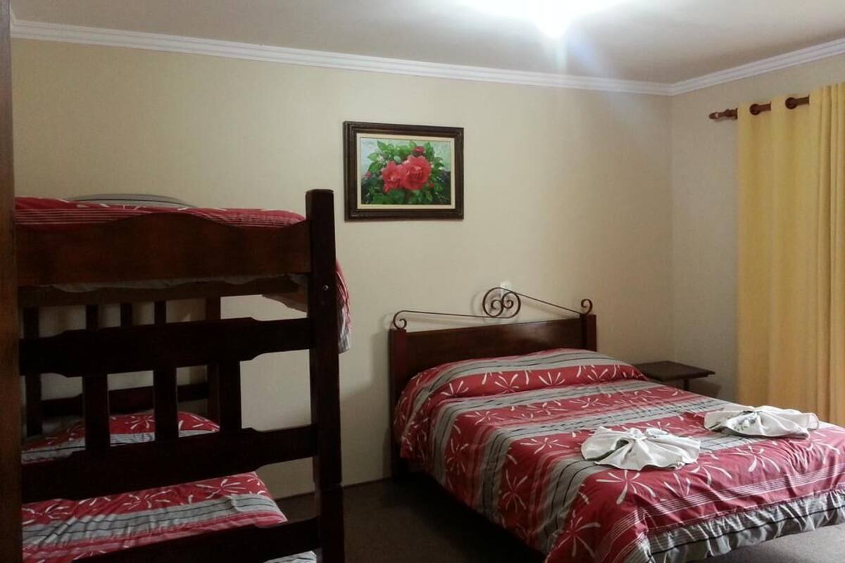 Quarto Quádruplo Tradicional | Roupa de cama fornecida