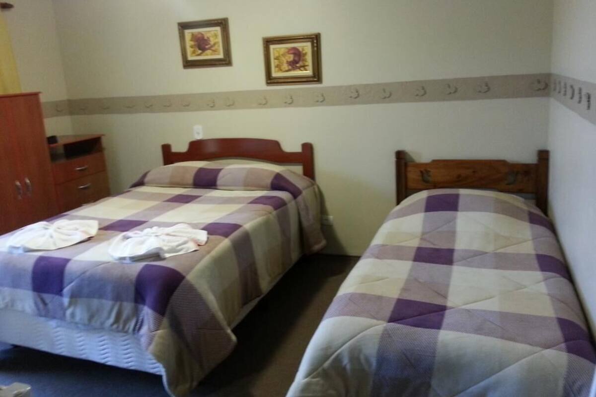 Quarto Triplo Tradicional | Roupa de cama fornecida