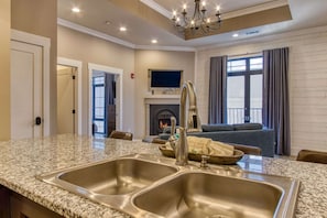 Suite, várias camas, acessível, não fumadores (Efficiency) | Com decoração personalizada, com mobília individualizada