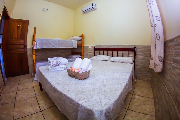 Quarto quádruplo família, vários quartos | Wi-Fi de cortesia, roupa de cama