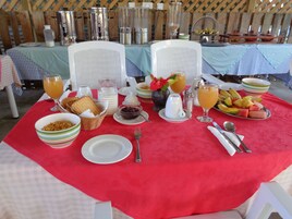 Pequeno-almoço continental diário (15 EUR por pessoa) 