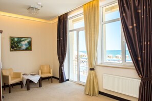 Quarto Júnior, varanda | Sala de estar | Televisor LED de 82 cm com canais via satélite, televisor 