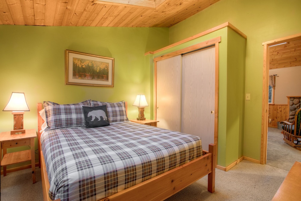 Bonny Fern Cottage Below Majestic Mountain Peaks, Pet Friendly, Wifi, Hot Tub - Gold Bar, WA