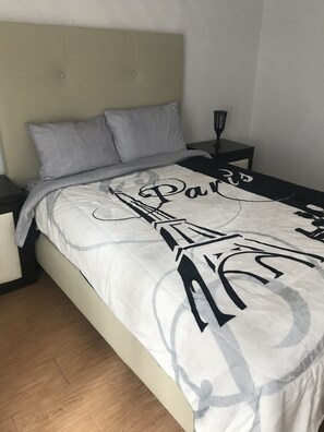 Quarto urbano (Room 1) | Roupas de cama premium, individualmente decorados, escrivaninha