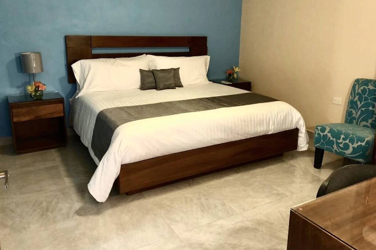 Quarto Duplo Standard, 1 cama king-size | Secretária, cortinas/cortinados opacos, ferro/tábua de engomar 