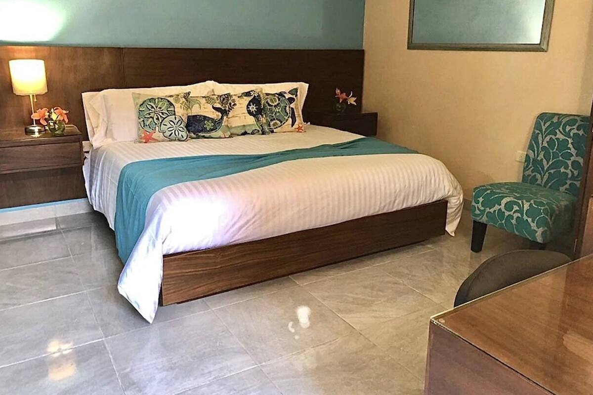 Quarto Duplo Superior, 1 cama king-size | Secretária, cortinas/cortinados opacos, ferro/tábua de engomar 