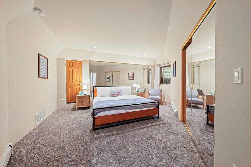 Ponderosa By Avantstay | Spacious Cabin W/ Large Deck & Hot Tub 10min To Mtn - Incline Village, NV
