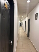 1 quarto, com decoração personalizada, com mobília individualizada 