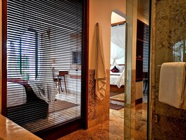 Quarto luxo (Sabana Deluxe room) | Banheiro | Banheira e chuveiro separados, chuveiro com efeito de chuva
