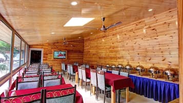 Café da manhã com buffet todos os dias (INR 150 por pessoa)