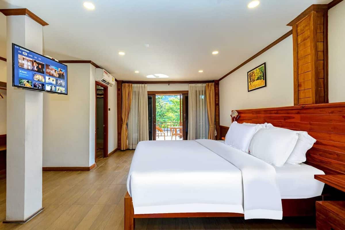 Deluxe Double A with Balcony | Roupa de alta qualidade, secretária, Wi-fi grátis