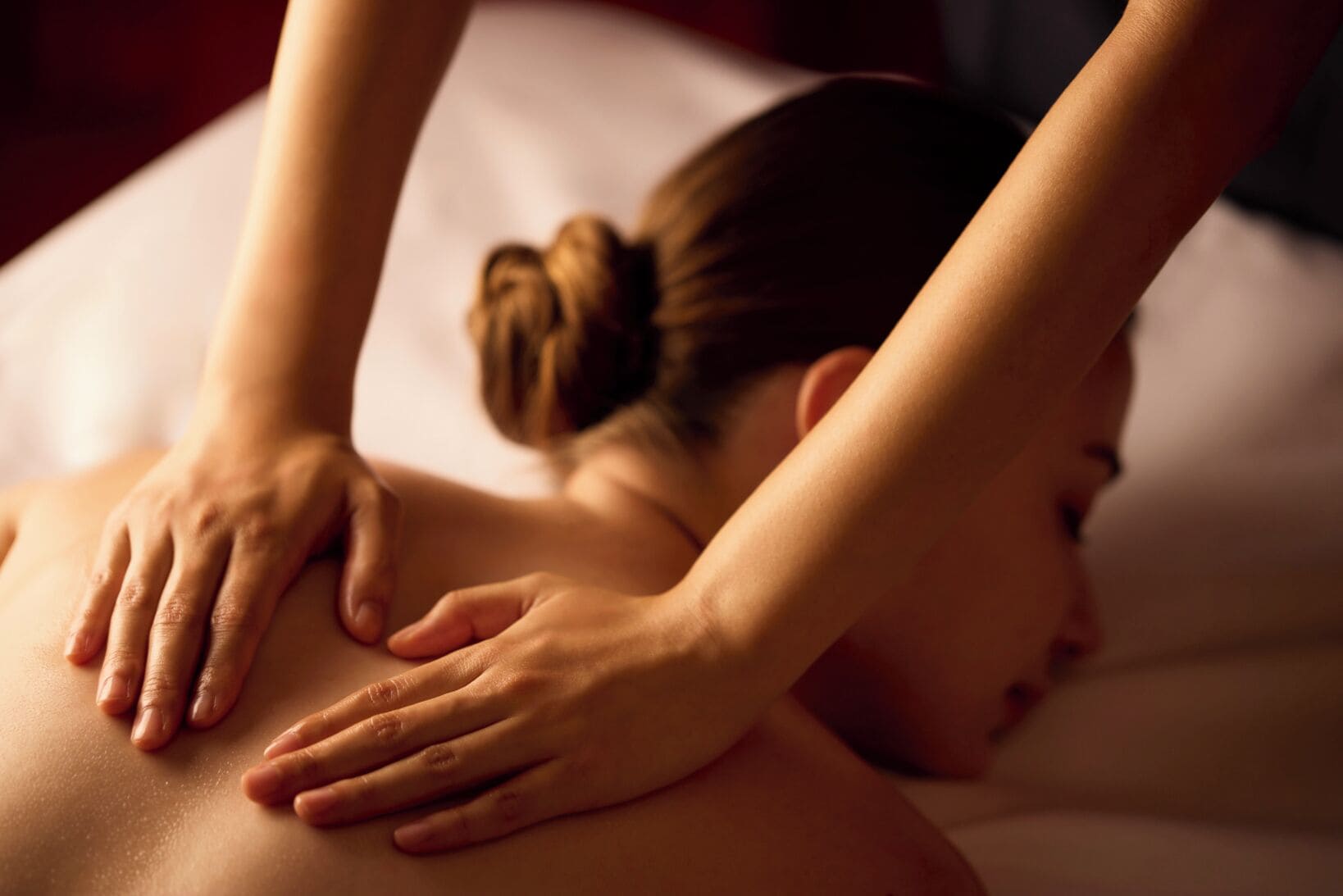 Uma pessoa recebendo uma massagem nas costas.