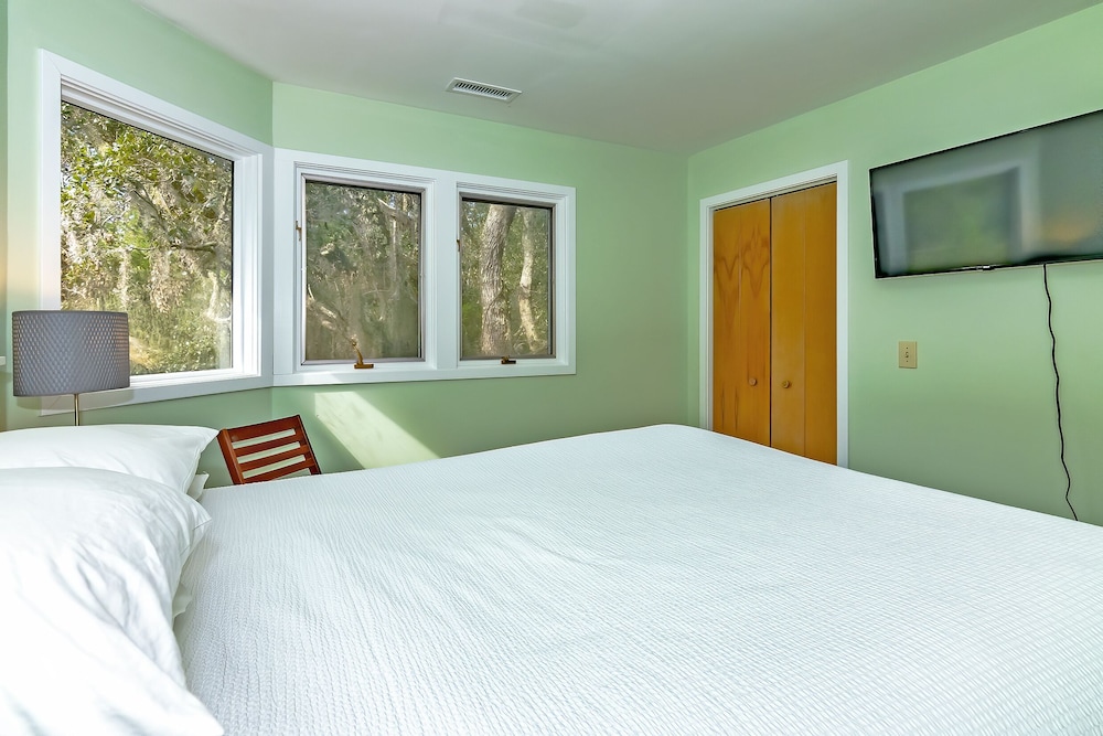 Resting In Treetop, Two Golf Carts Close To Island Amenities - Bald Head Island, NC