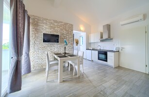 Studio apartment with Sea View | Cozinha privada | Geladeira, fogão, cooktop, máquina de café expresso